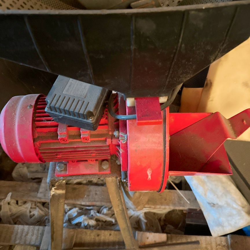 Дробилка, измельчитель кормов