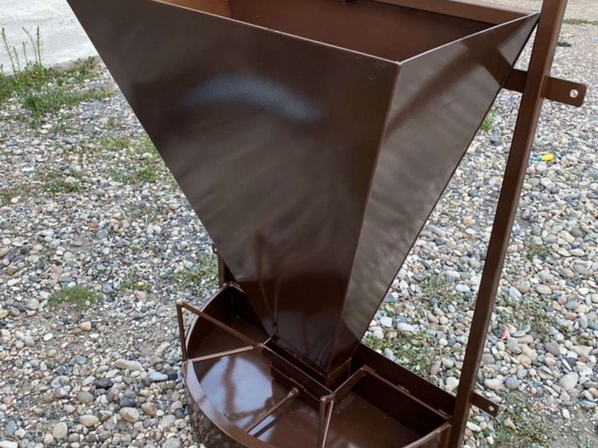 Бункерные кормушки для группового откорма свиней