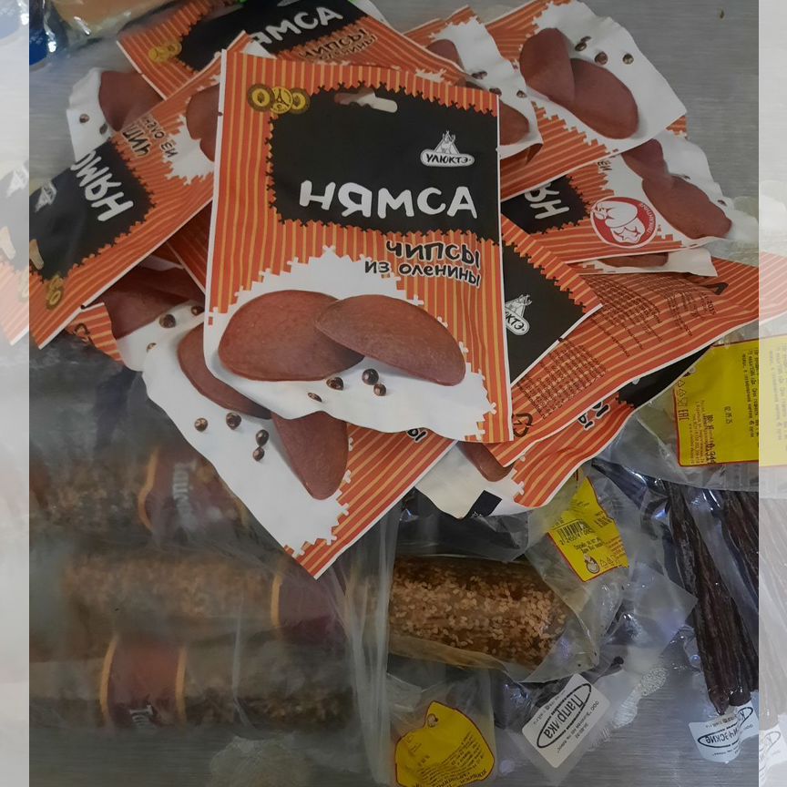 Чипсы и колбаса оленья