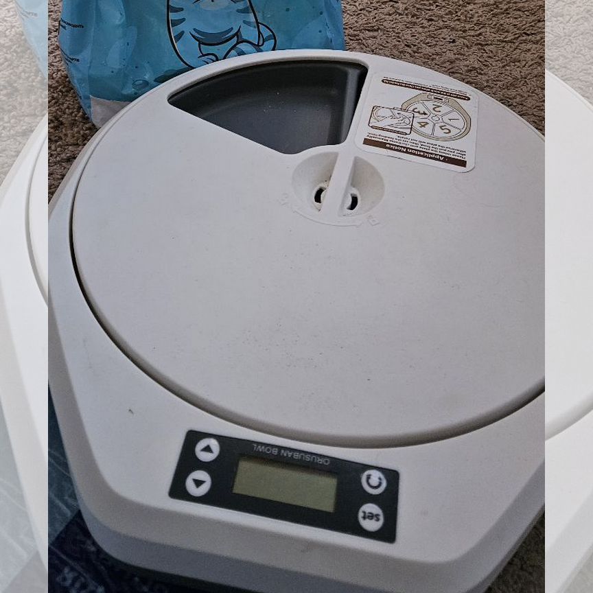 Автоматическая кормушка для кошек с таймером