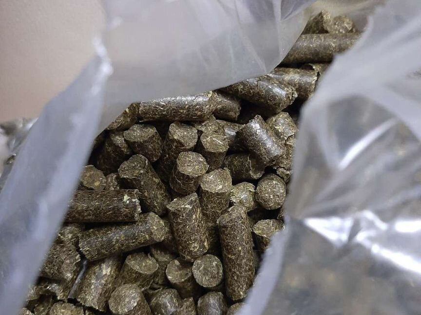 Люцерна в гранулах корм кролику