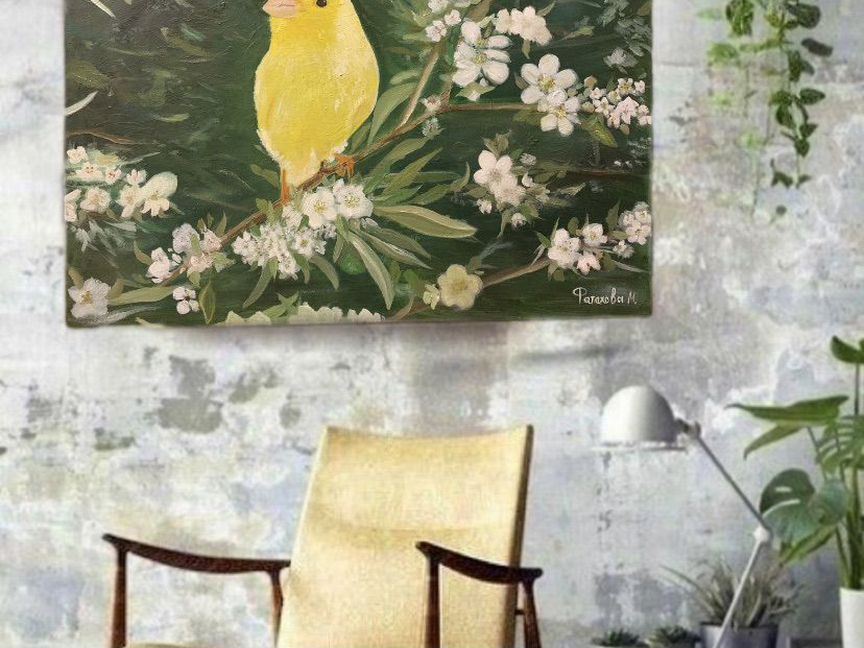 Канарейка на ветке цветущей груши