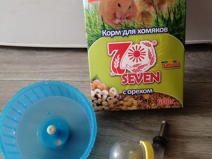 Корм для хомяков, поильник, беговое колесо
