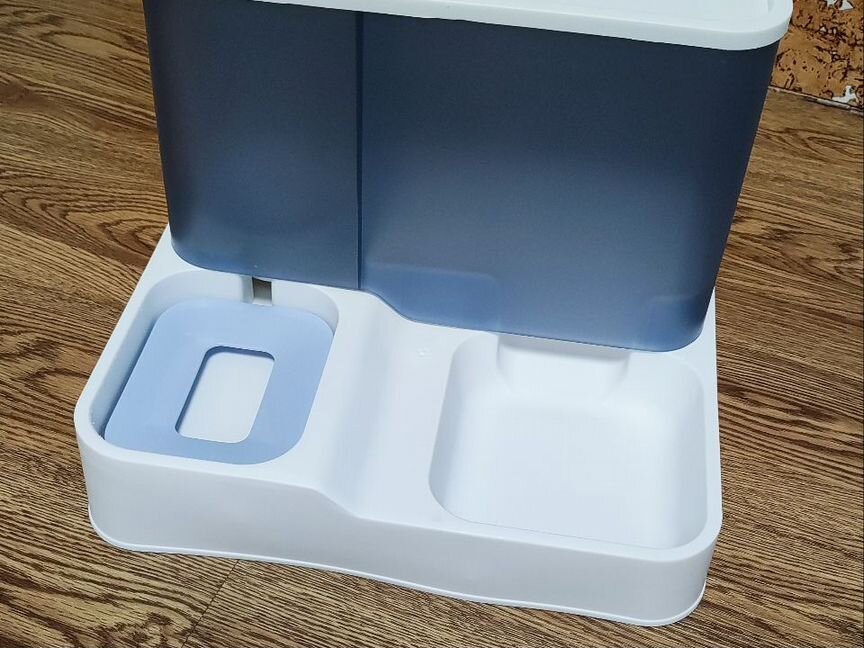 Кормушка с миской для воды и корма, бу