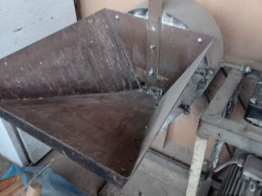 Зернодробилка молотковая бу