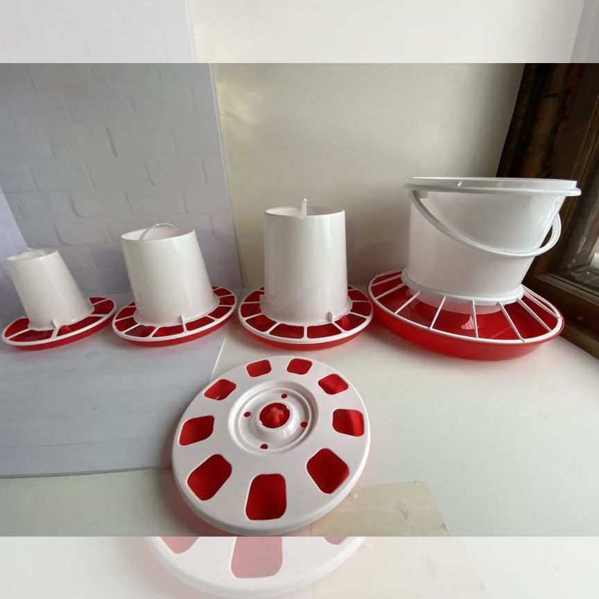 Кормушки и поилки для кур