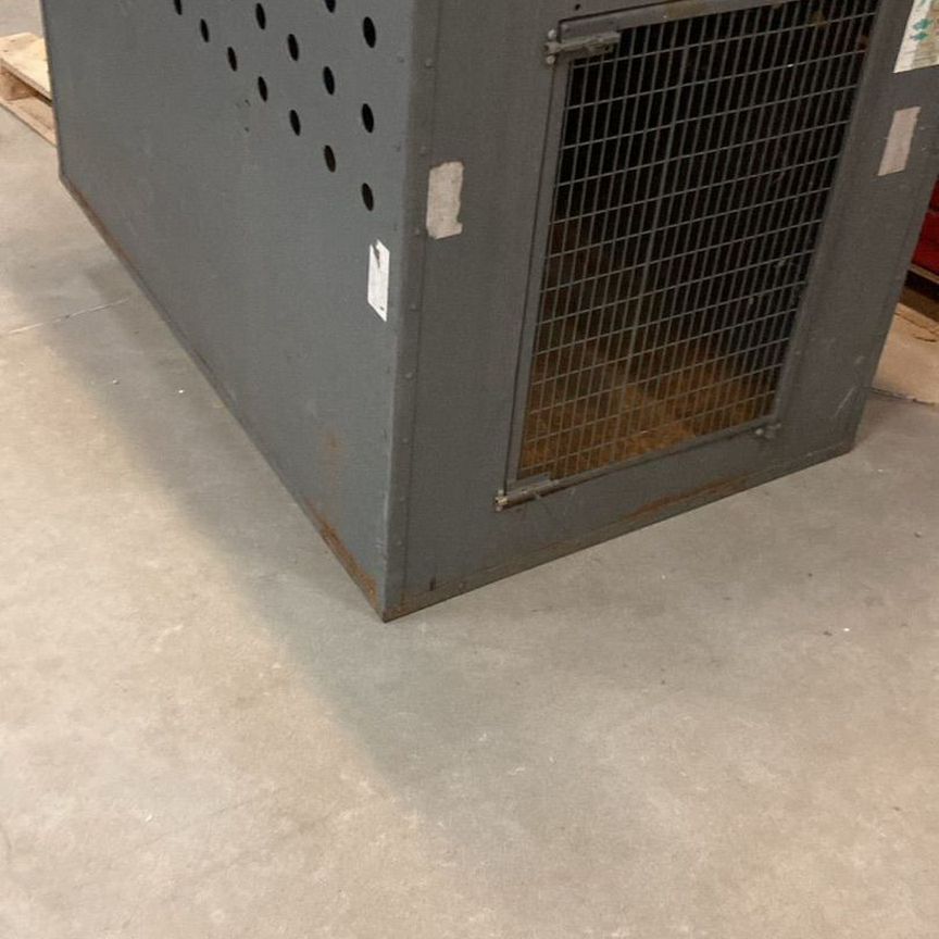 Ящик металлический для животного, с дверцей