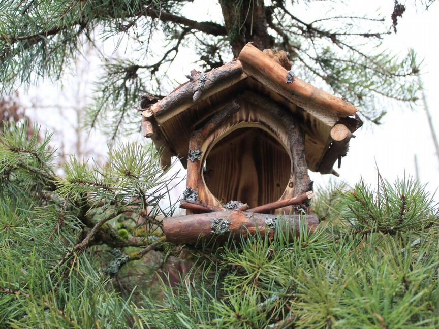 Деревянная кормушка для птиц