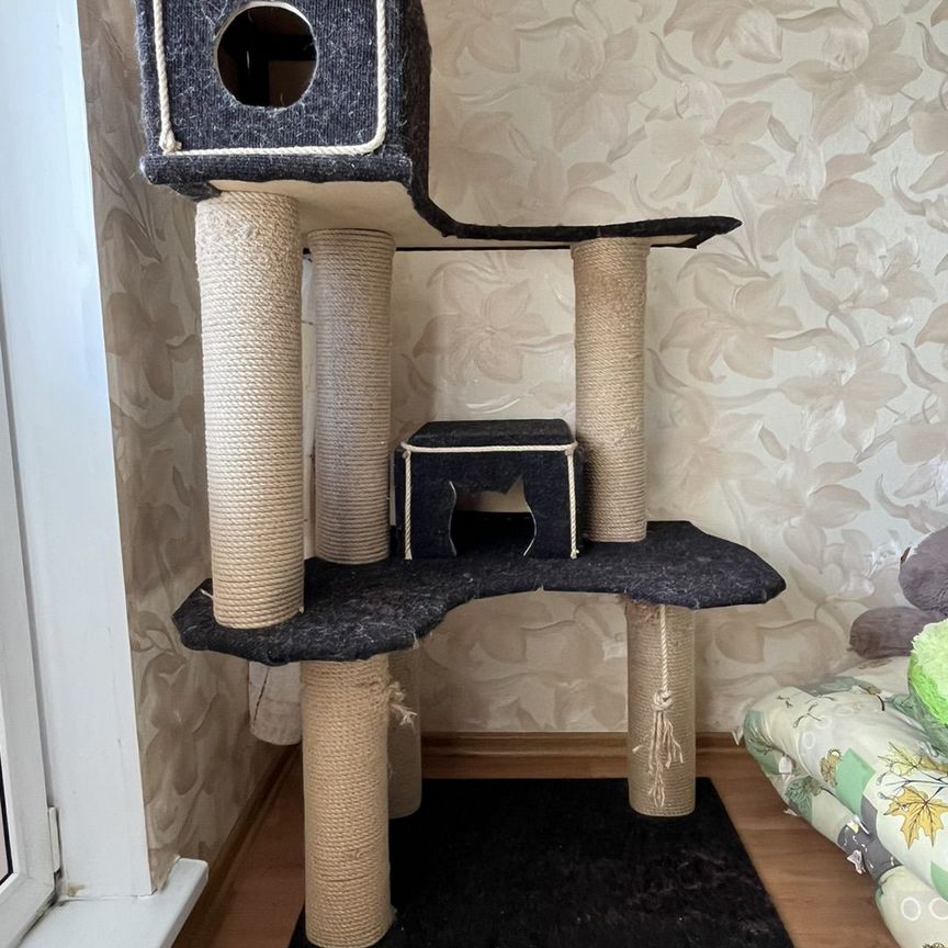 Кошачий домик с когтеточкой