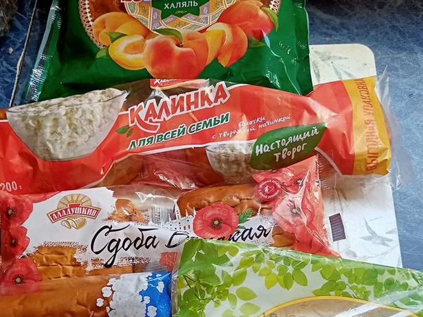 Молоко, хлеб, творог, пирожные для животных