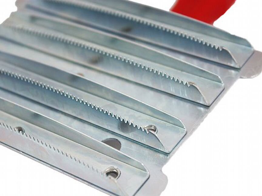 Металлическая скребница 4-рядная мелкозубчатая