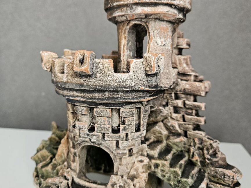 Замок в аквариум