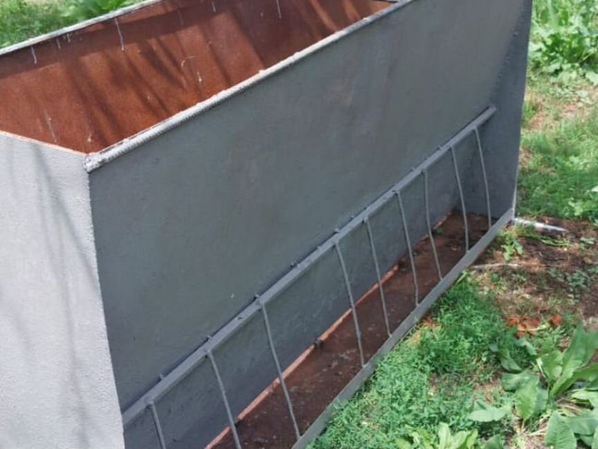 Бункерная кормушка для свиней