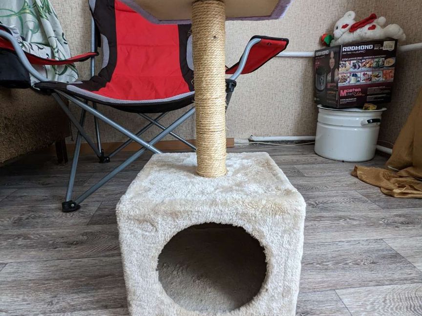 Кошачий домик с когтеточкой