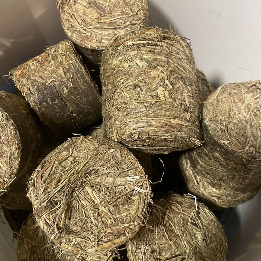 Пресованное сено в брикетах для грызунов
