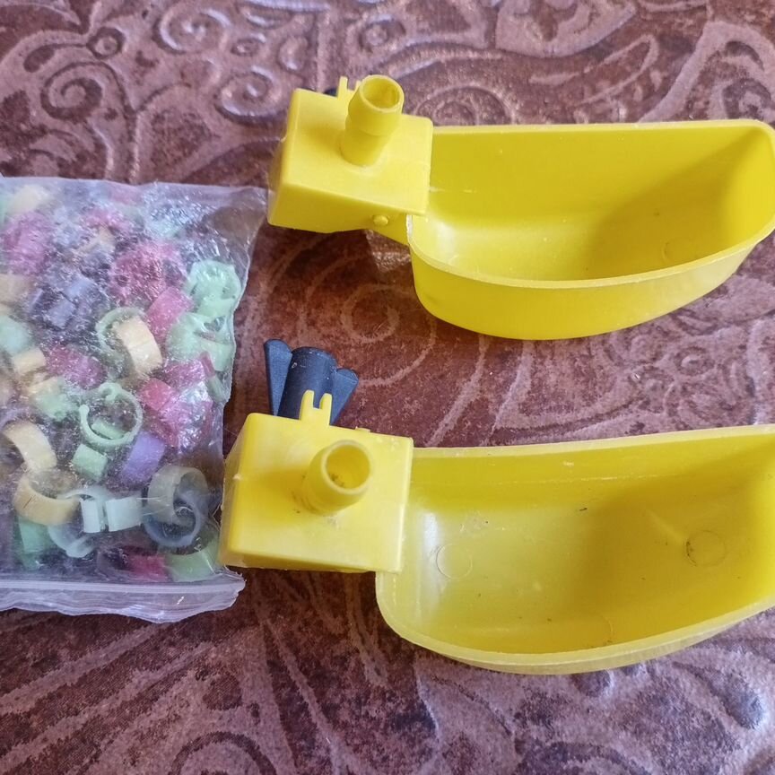 Чашечные поилки и кольца для птиц