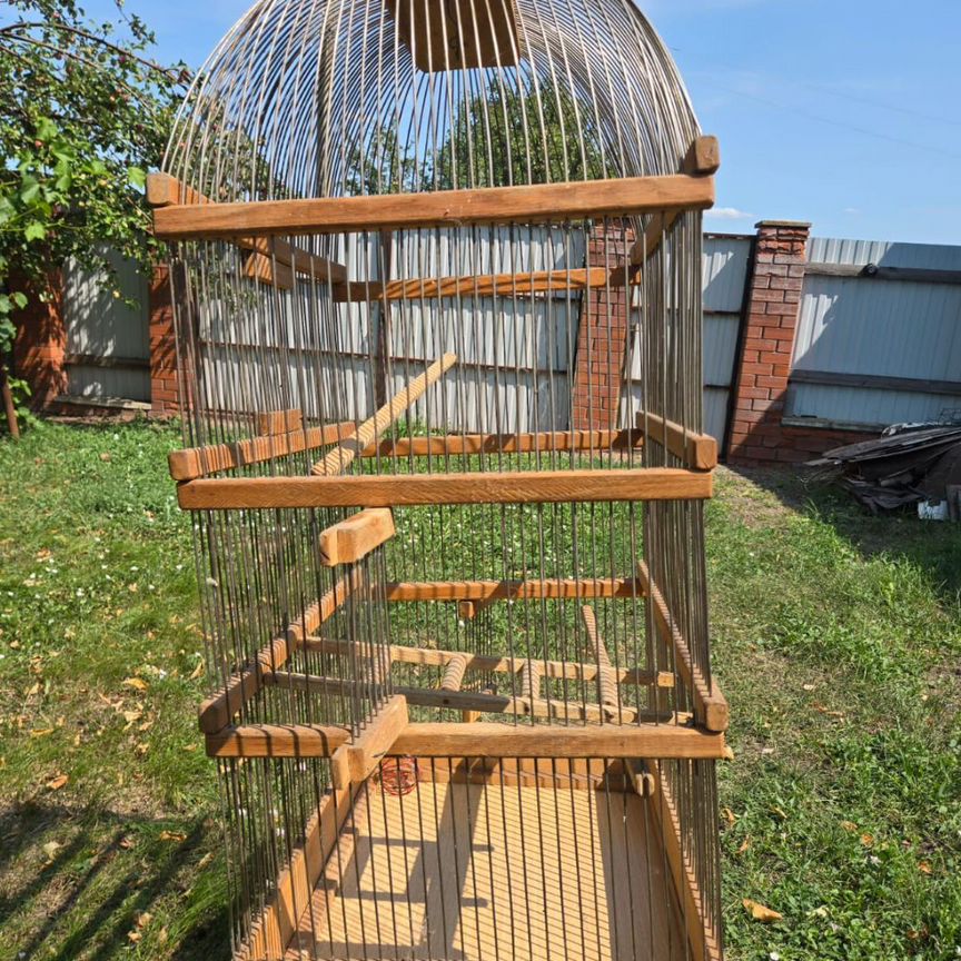 Большая клетка для птиц из дерева