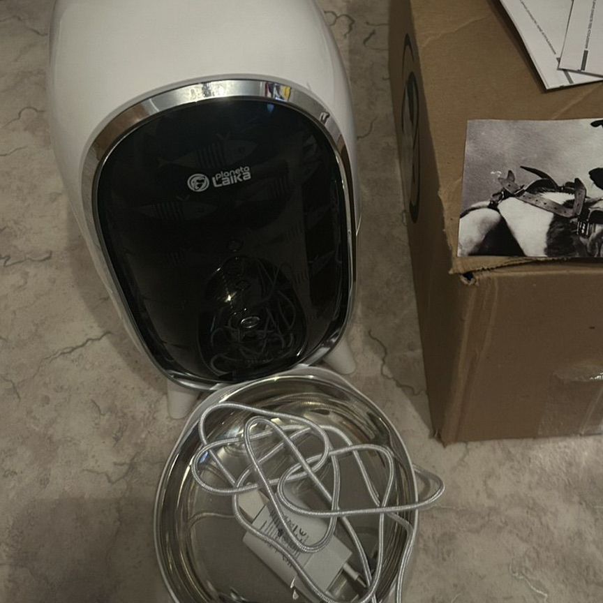 Автоматическая кормушка для кошек и собак