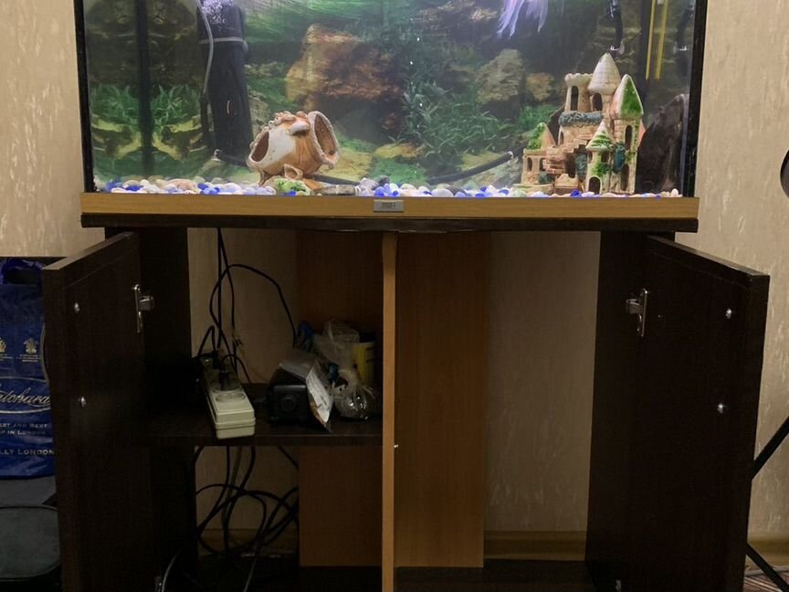Аквариум с тумбой и рыбками