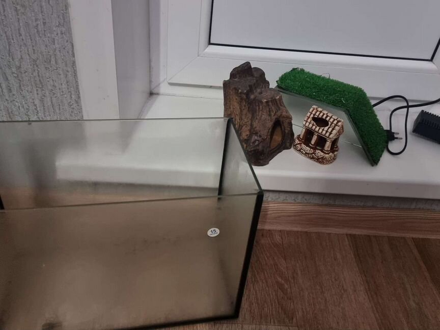 Аквариум с грунтов фильтром и домиками для рыб