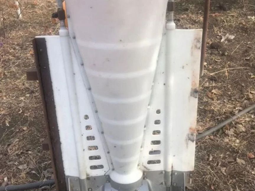 Бункерная кормушка для животных