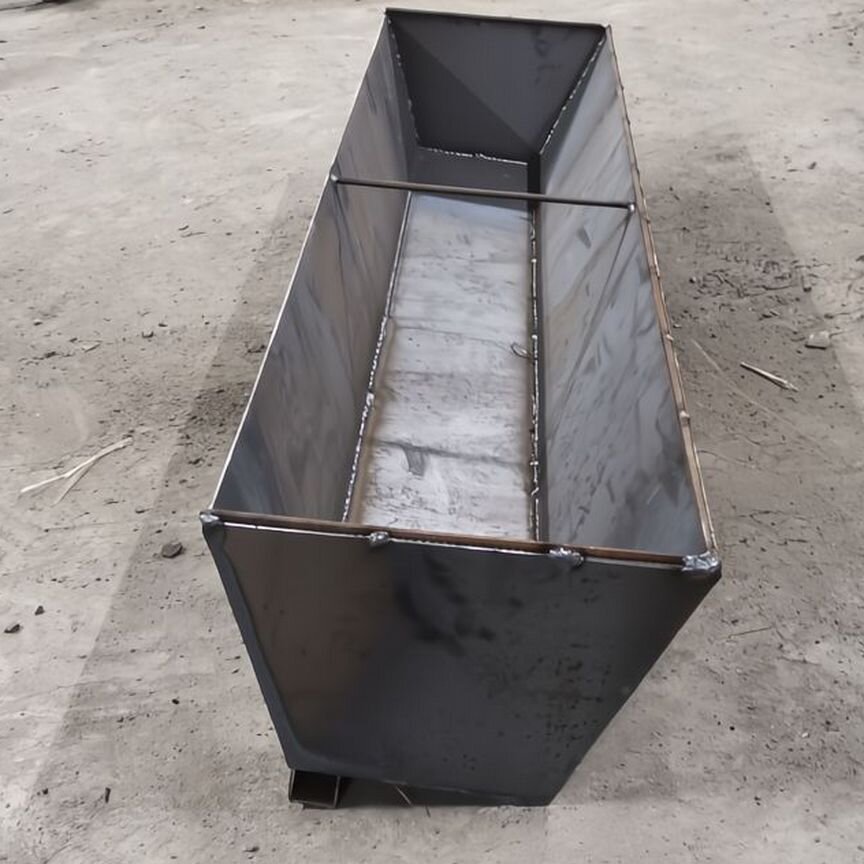 Поилка, кормушка для свиней