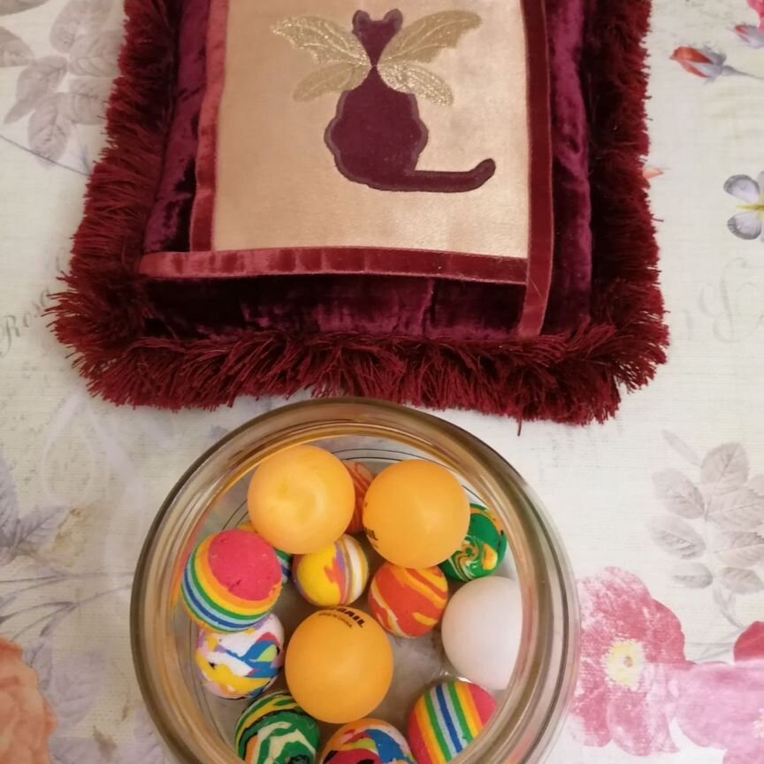 Кошачьи мячики и подушка-игрушка