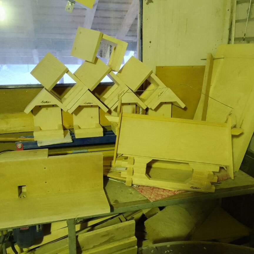 Кормушка для птиц и белок