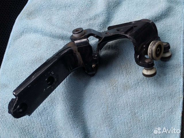Ролик (шарнир) правой сдвижной двери Т5 купить в Подольске VWGROUP ...