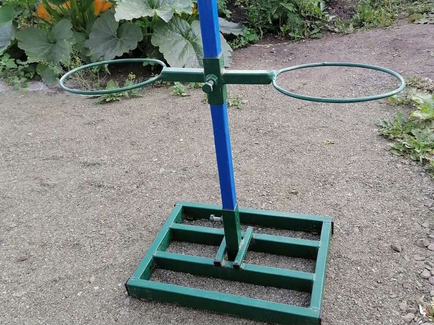 Стойка для кормления собак