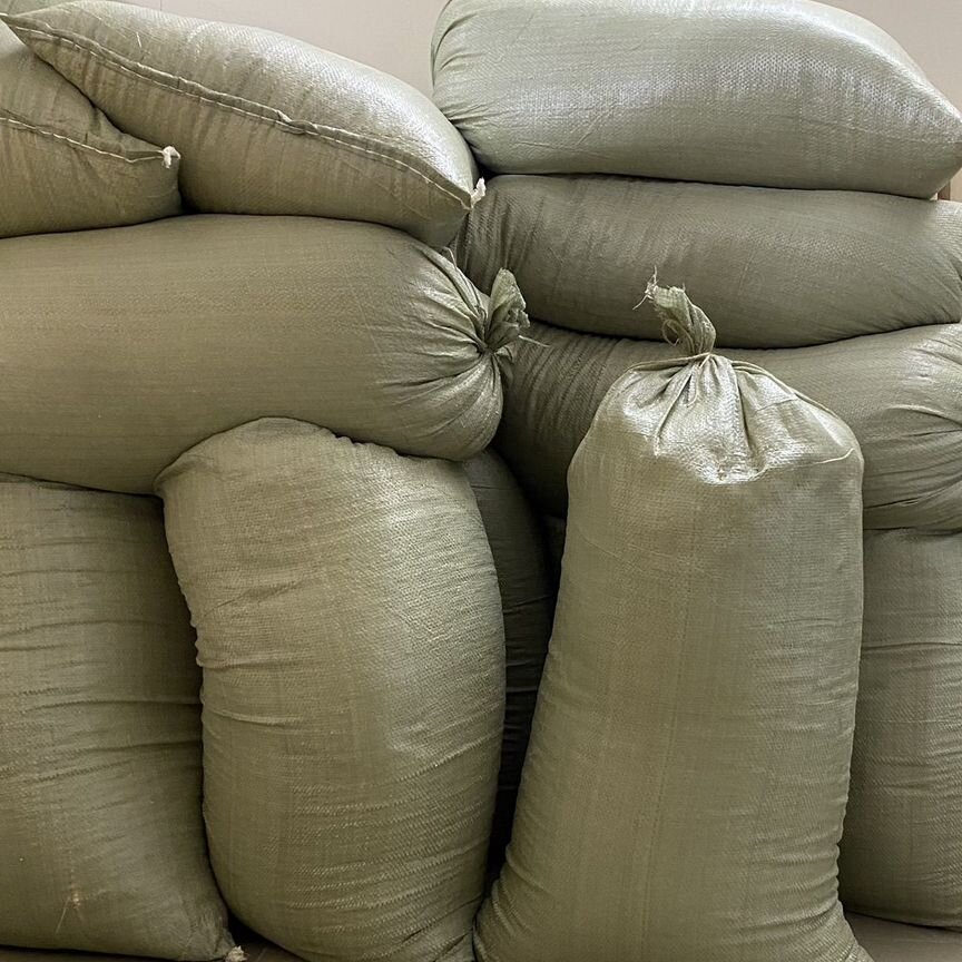 Сухие опилки в мешках