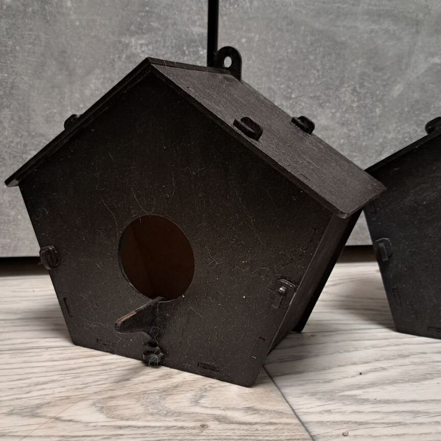 Скворечники для птиц или кормушки