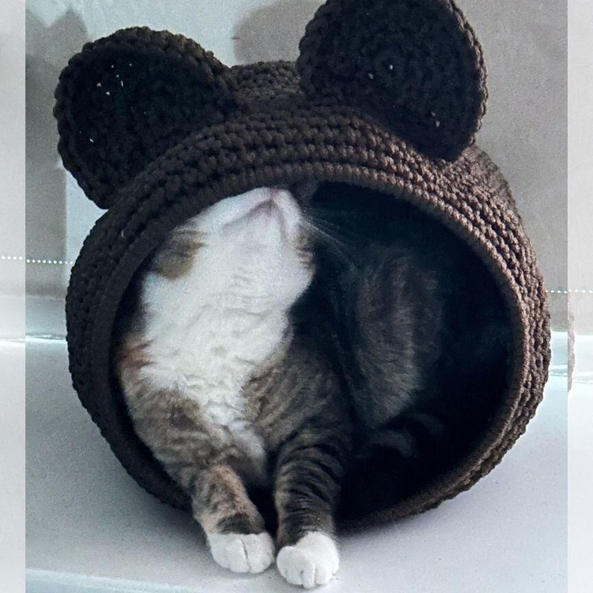 Домик для кота вязаный