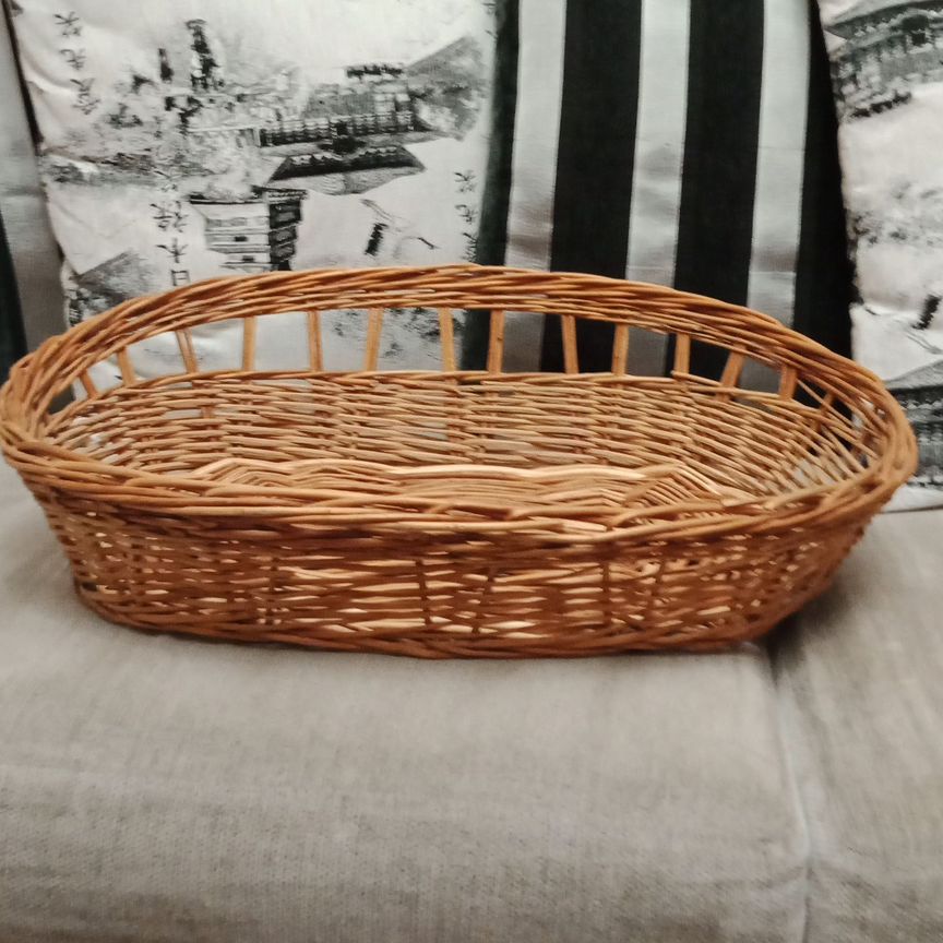 Корзина плетеная, длина 65 см, ширина 45 см