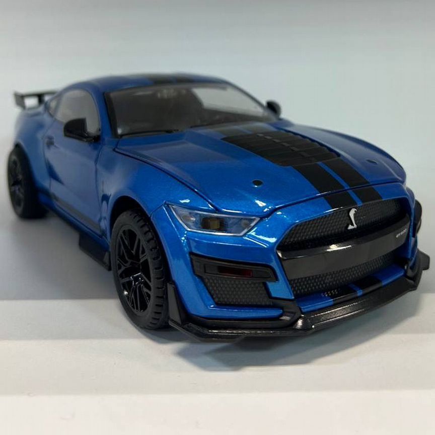 Модель автомобиля 1:18 металл