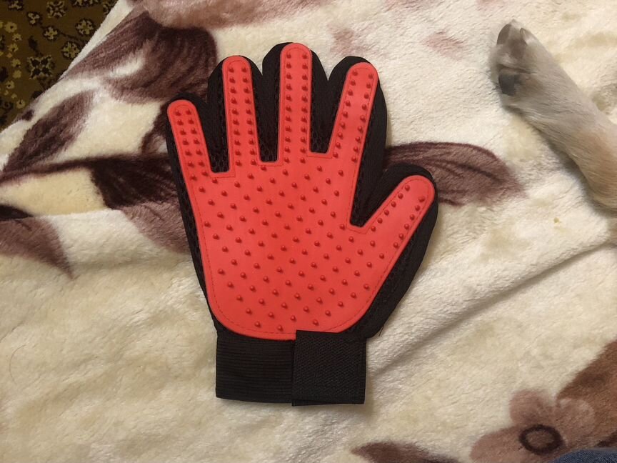 Перчатка для вычесывания шерсти собак и кошек