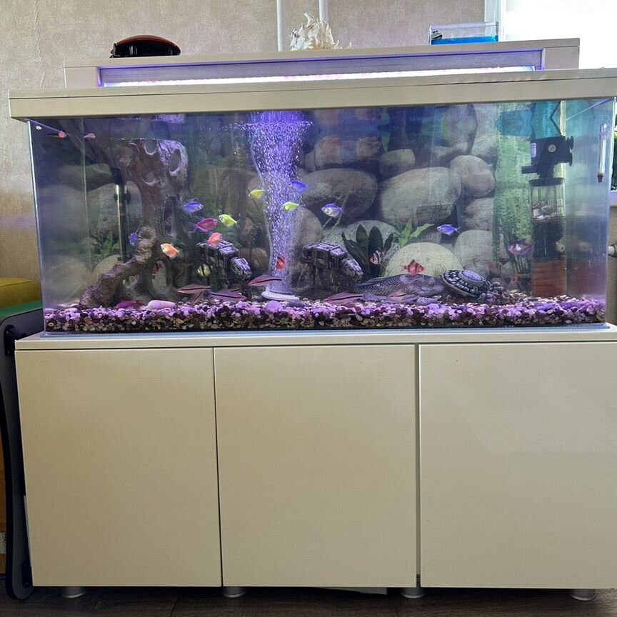 Аквариум с рыбками и тумбой