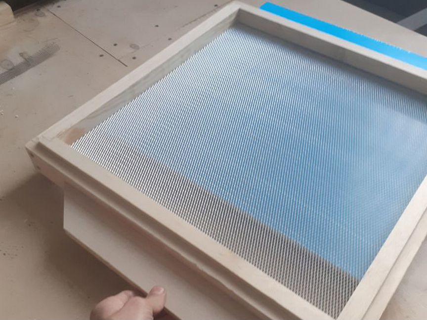 Улья с сетчатым дном, противоварроатозное дно