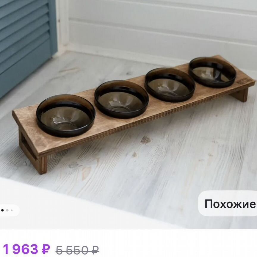 Четыре миски на подставке для кошки и собаки