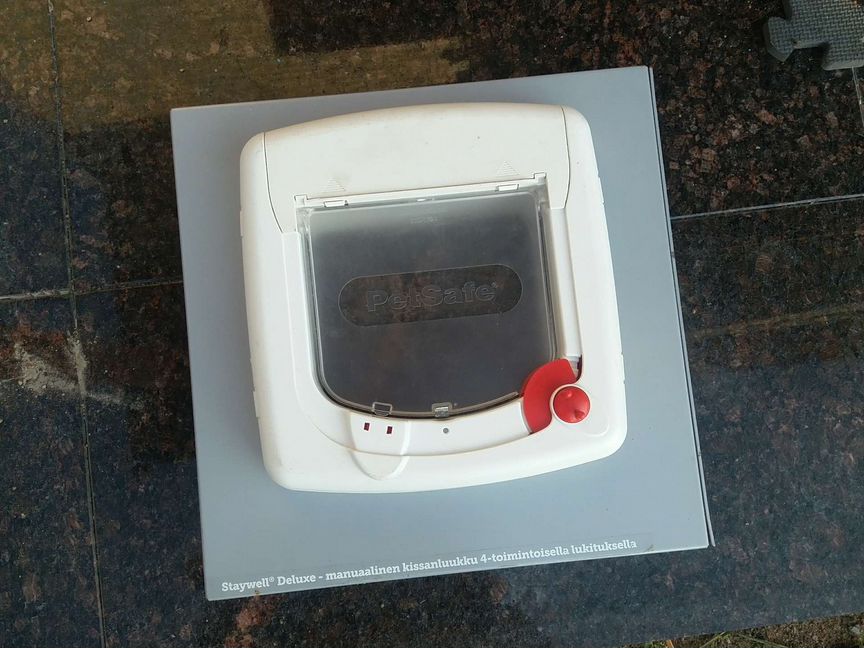 Врезные дверки для собак и кошек