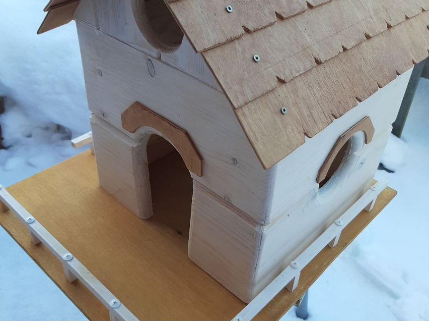 Кормушка для белок и птиц