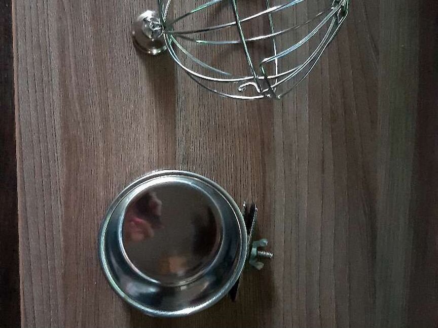 Сенник и чашка с держателем для клетки