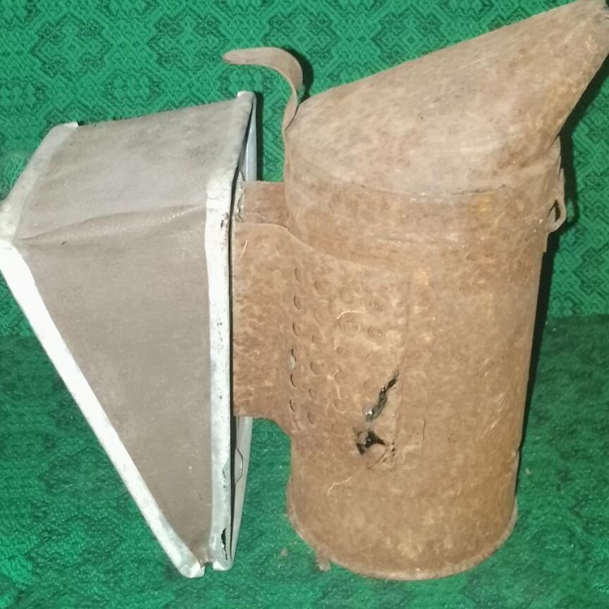 Дымарь и очки для пчеловода ретро