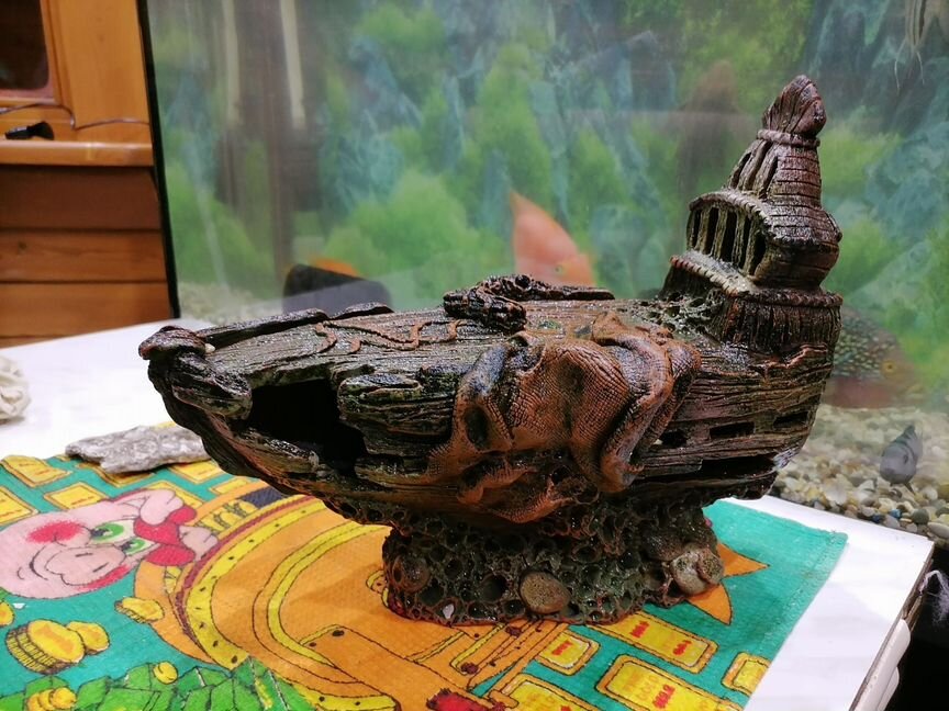 Грот в аквариум затонувший корабль и коряга