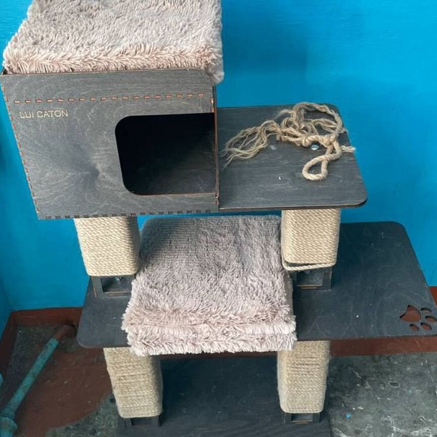 Когтеточка для кошек с лежанкой и домиком