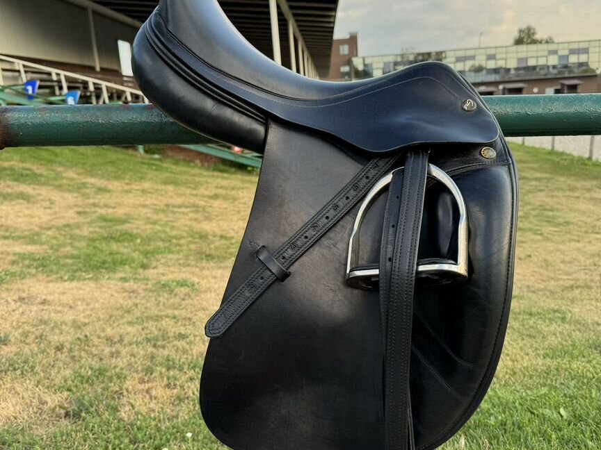 Седло выездковое для лошади