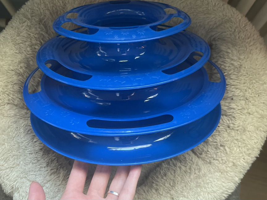 Игрушка для кошек пирамда интерактивная лакомство