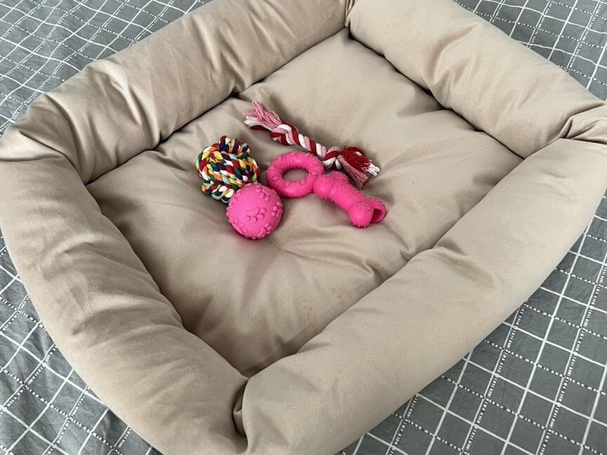 Лежанка для собак с игрушками