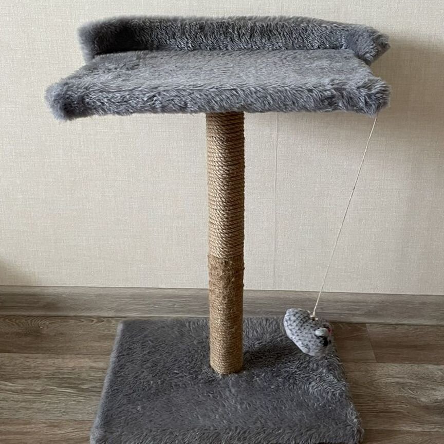 Когтеточка с игрушкой и полкой