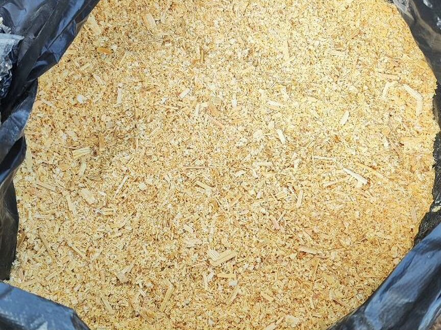 Сухие опилки в мешках